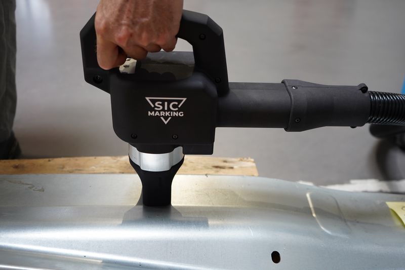 Portable marking laser L-MOOV , secure handheld marking laser engraver